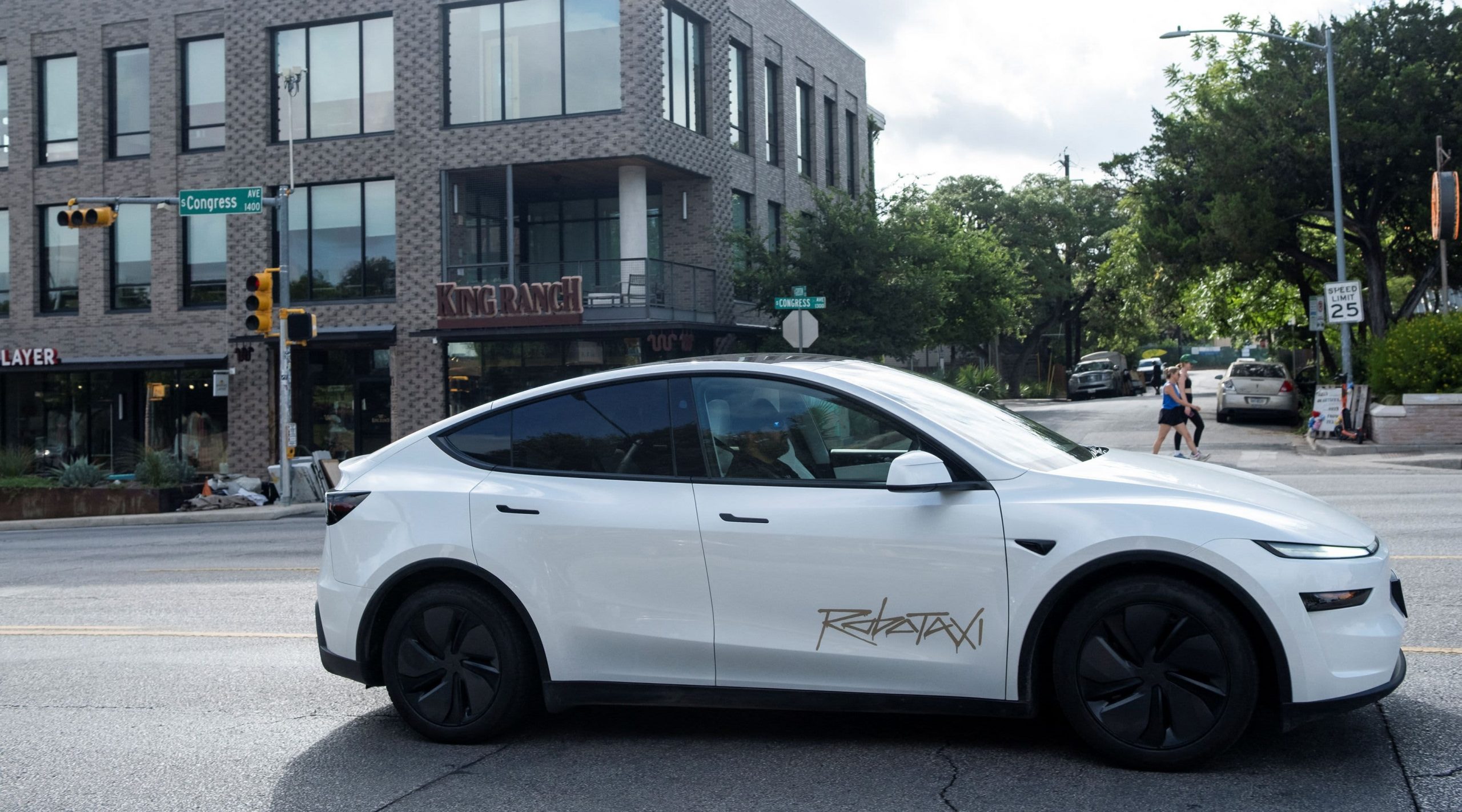 Tesla Robotaxi at Year’s End: Big Promises, Small Fleets, and What Elon ...